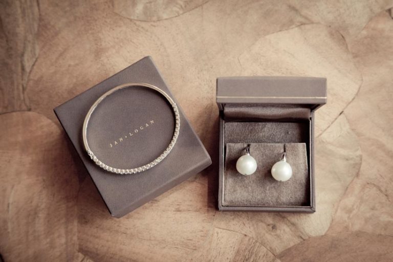 {Real Wedding} Greer Campbell & Lachlan Chrystal - Modern Wedding